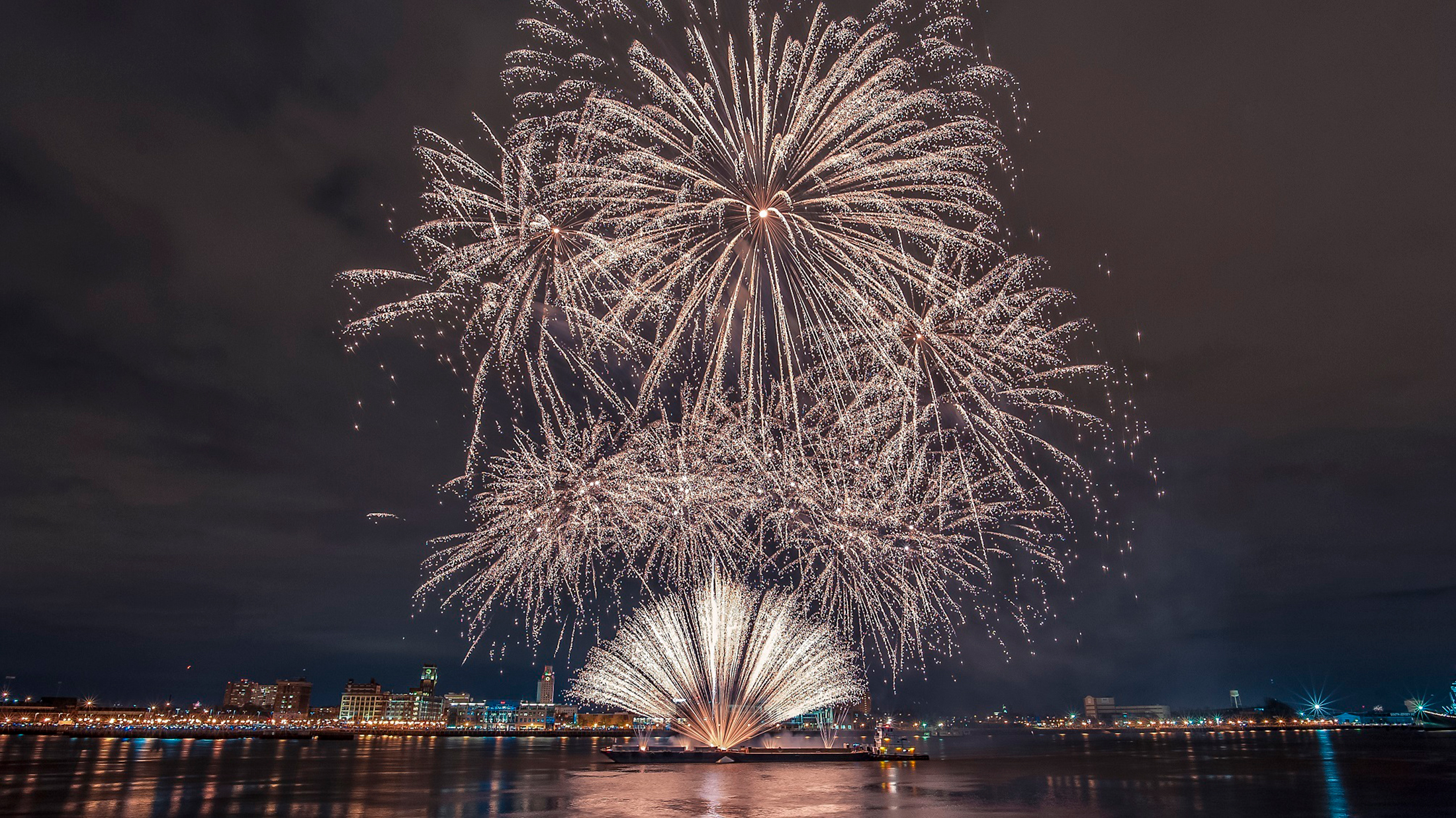 20+ Spots to Watch Fireworks on Philly's Delaware River Waterfront ...